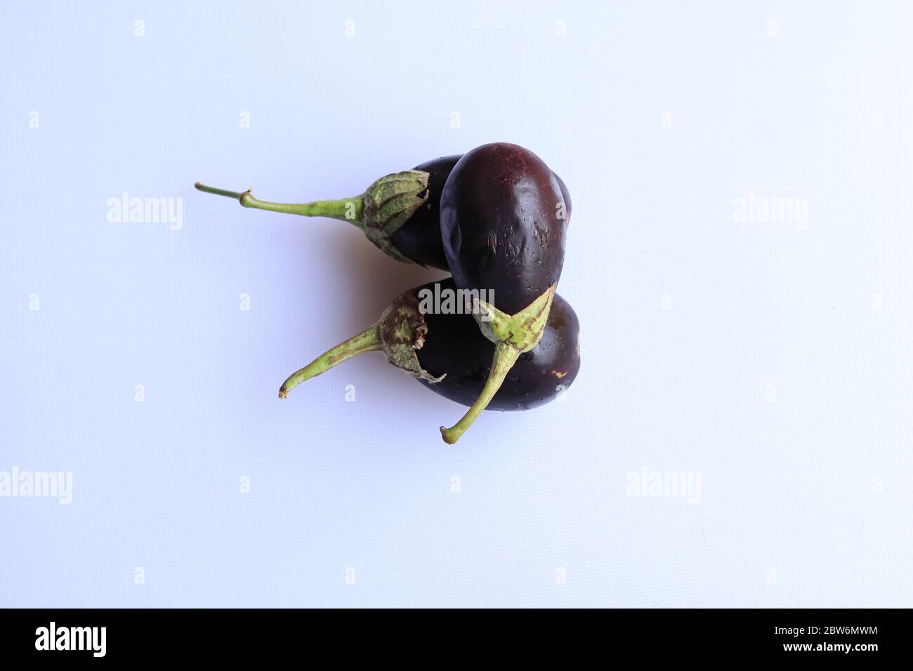 Fresh Raw Sliced Purple Eggplant Brinjal or Eggplant isolated on white ...