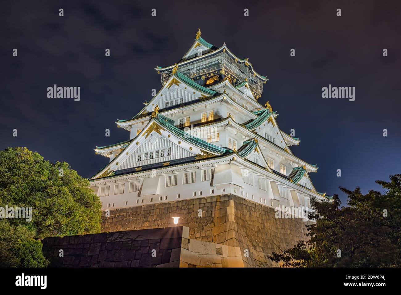 Night view of the main keep of the Osaka castle in Osaka, Japan Stock ...
