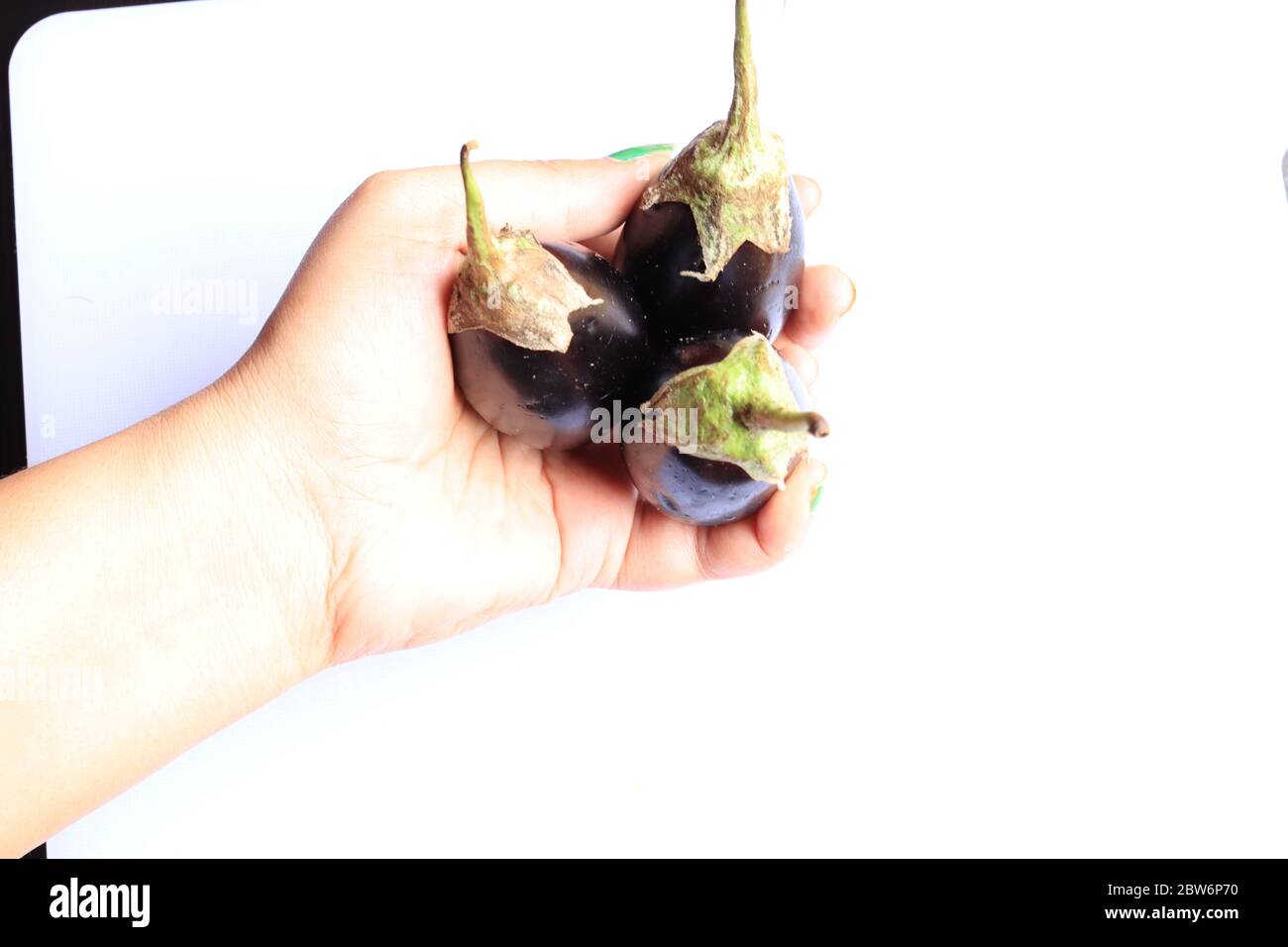 Fresh Raw Sliced Purple Eggplant Brinjal or Eggplant isolated on white ...