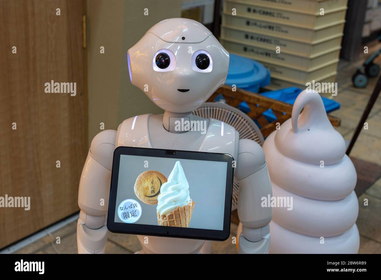 Robot selling ice cream hi-res stock photography and images - Alamy