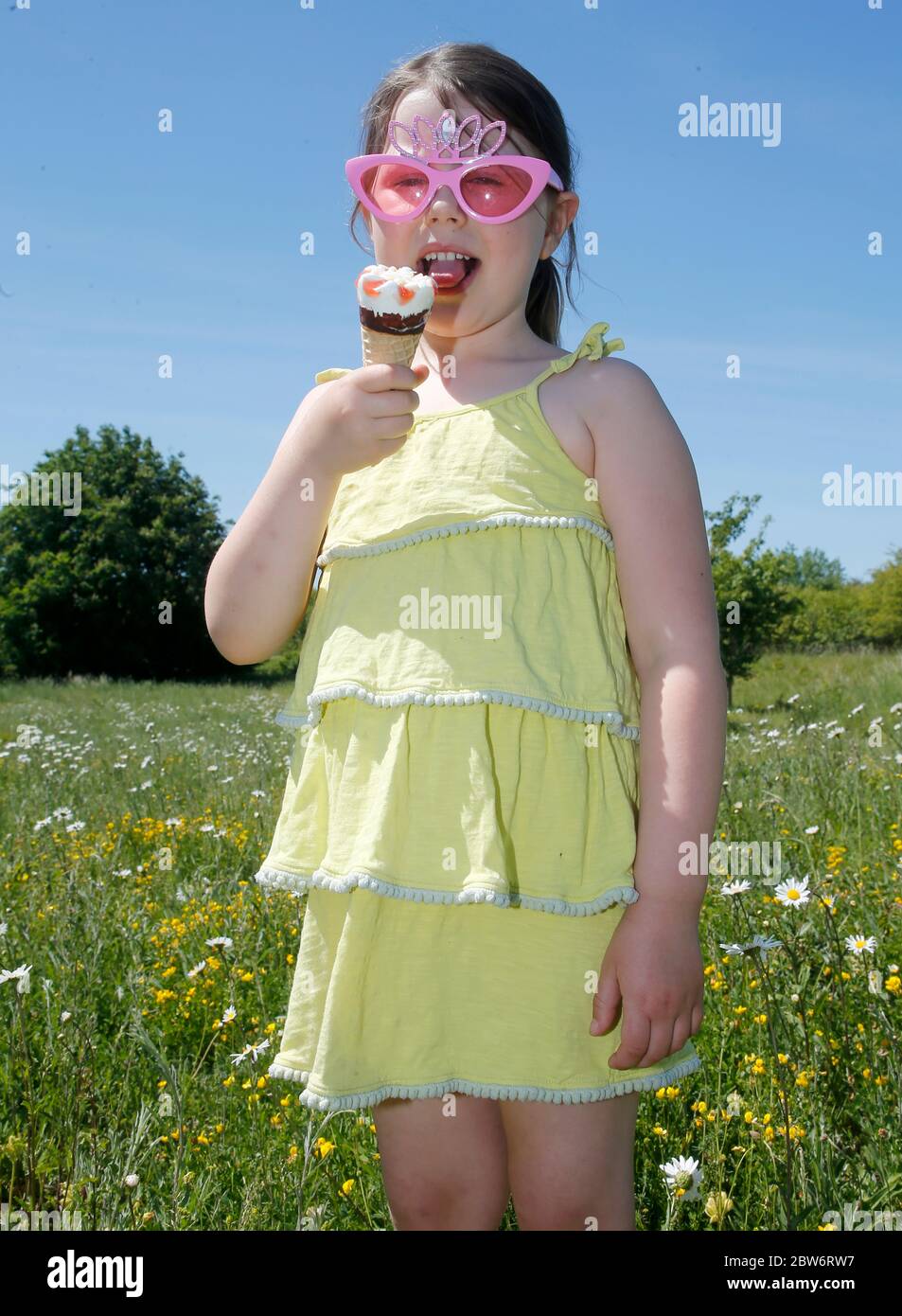Cambridge, UK. 30th May 2020. Ivy Mitchell, 4 years old enjoys an ice ...