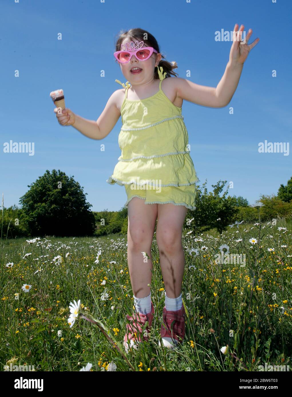 Cambridge, UK. 30th May 2020. Ivy Mitchell, 4 years old enjoys an ice ...