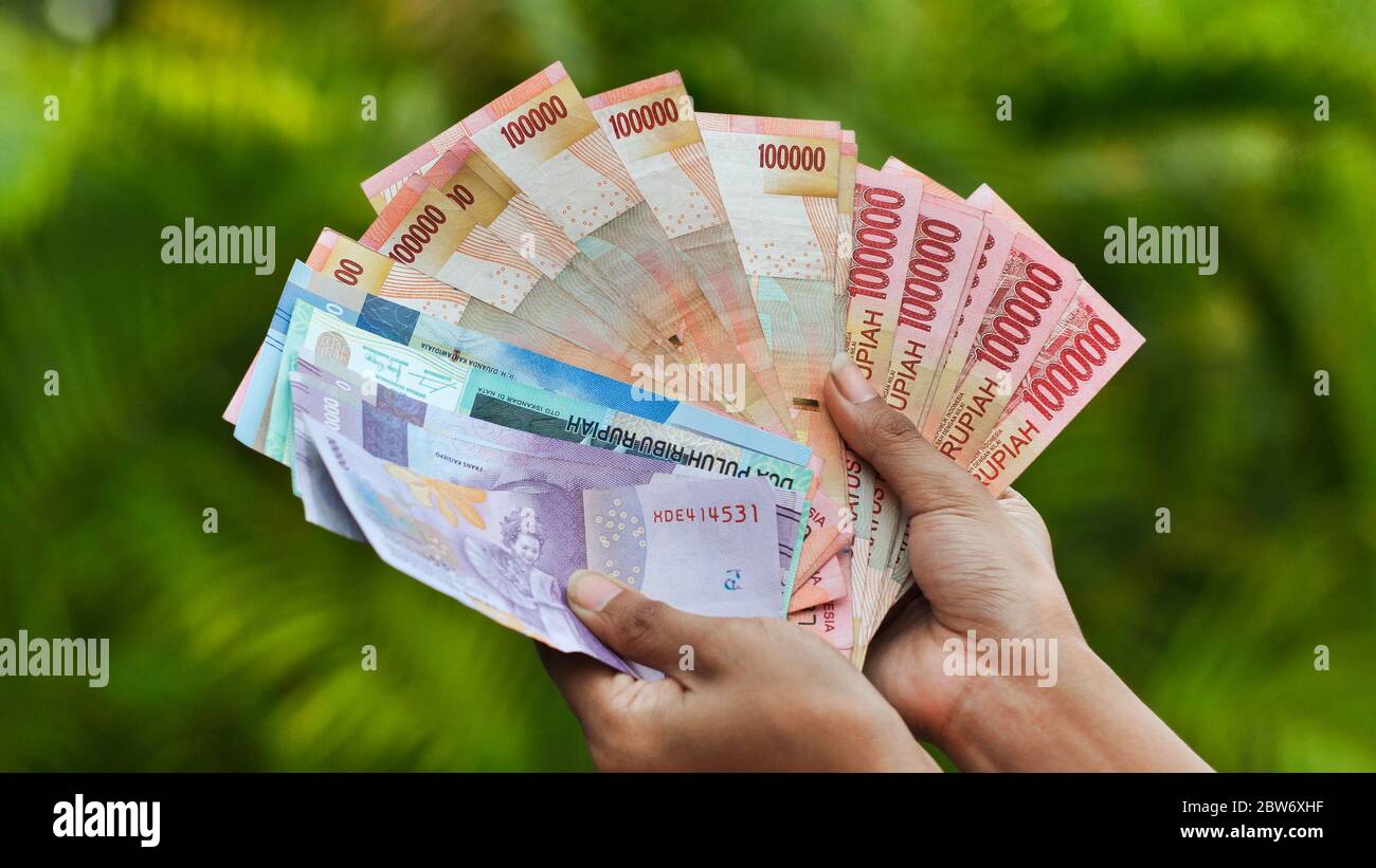 Indonesian rupiah 100000 hi-res stock photography and images - Alamy