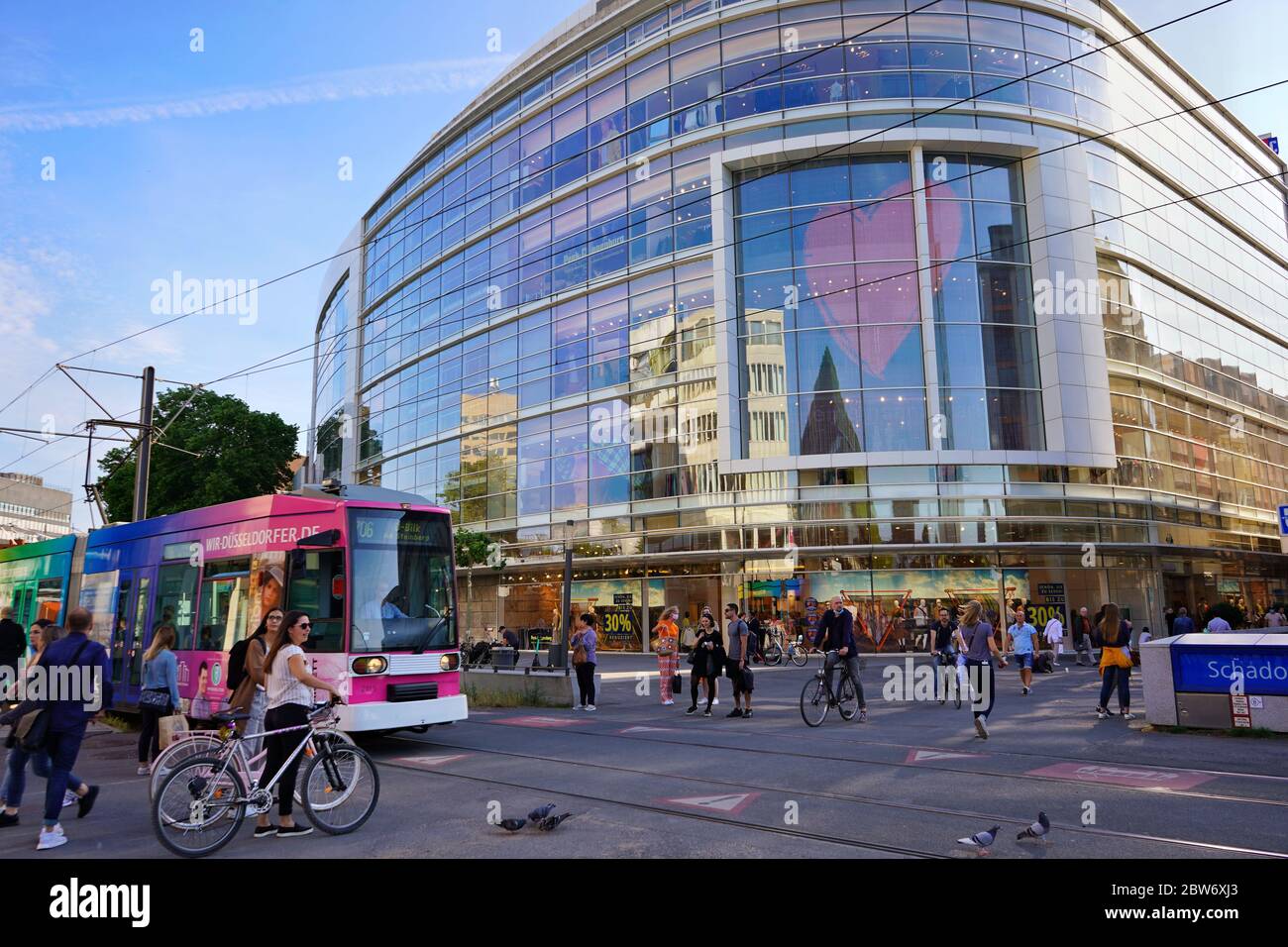 Shopping center commercial building hi-res stock photography and images ...