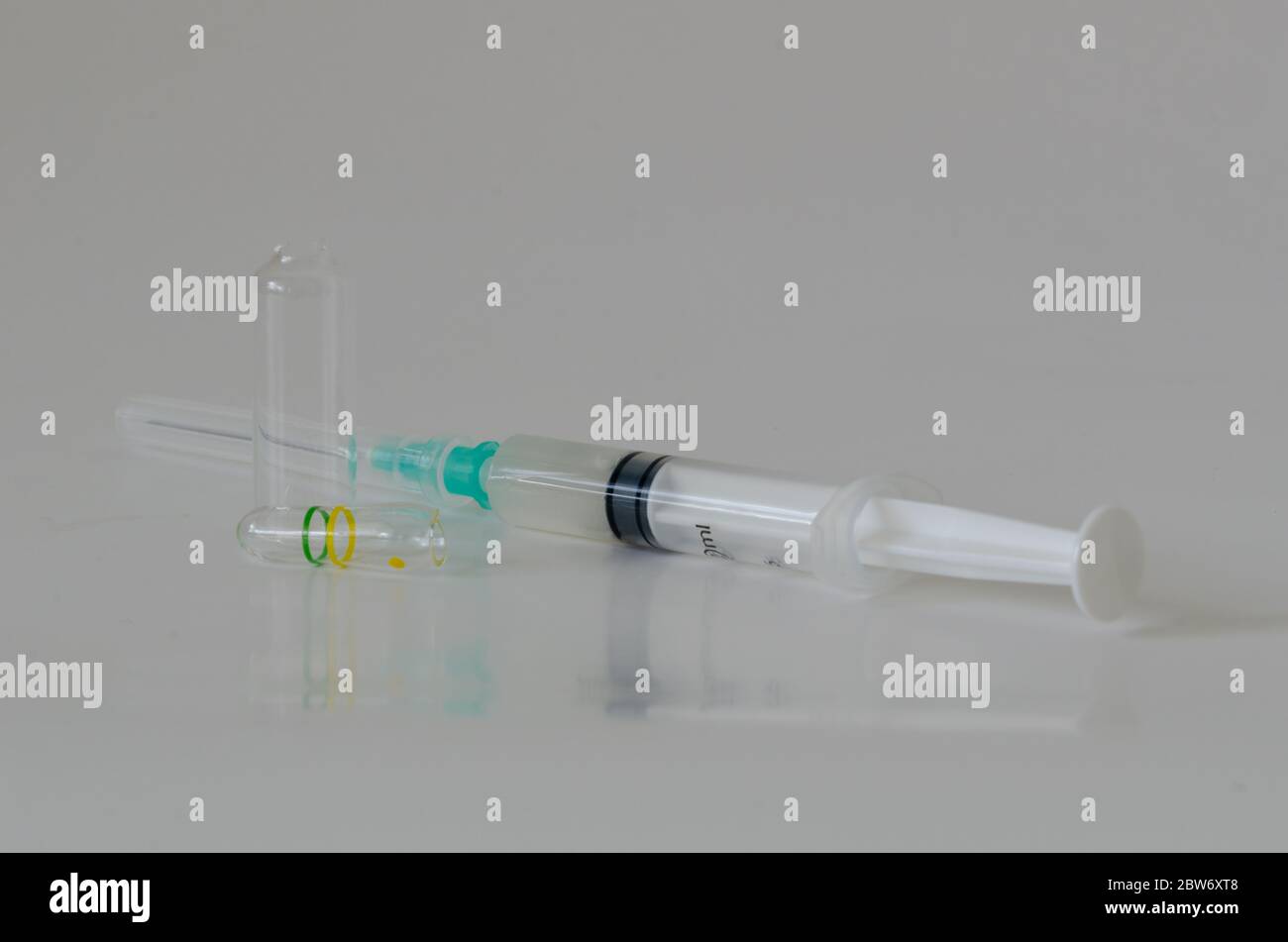 Sterile needles hi-res stock photography and images - Alamy