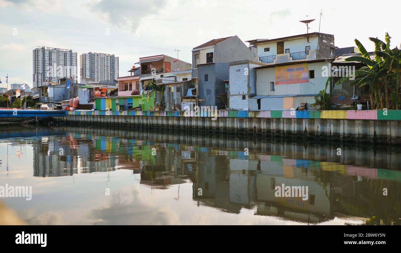 Crowded slum water pollution hi-res stock photography and images - Alamy