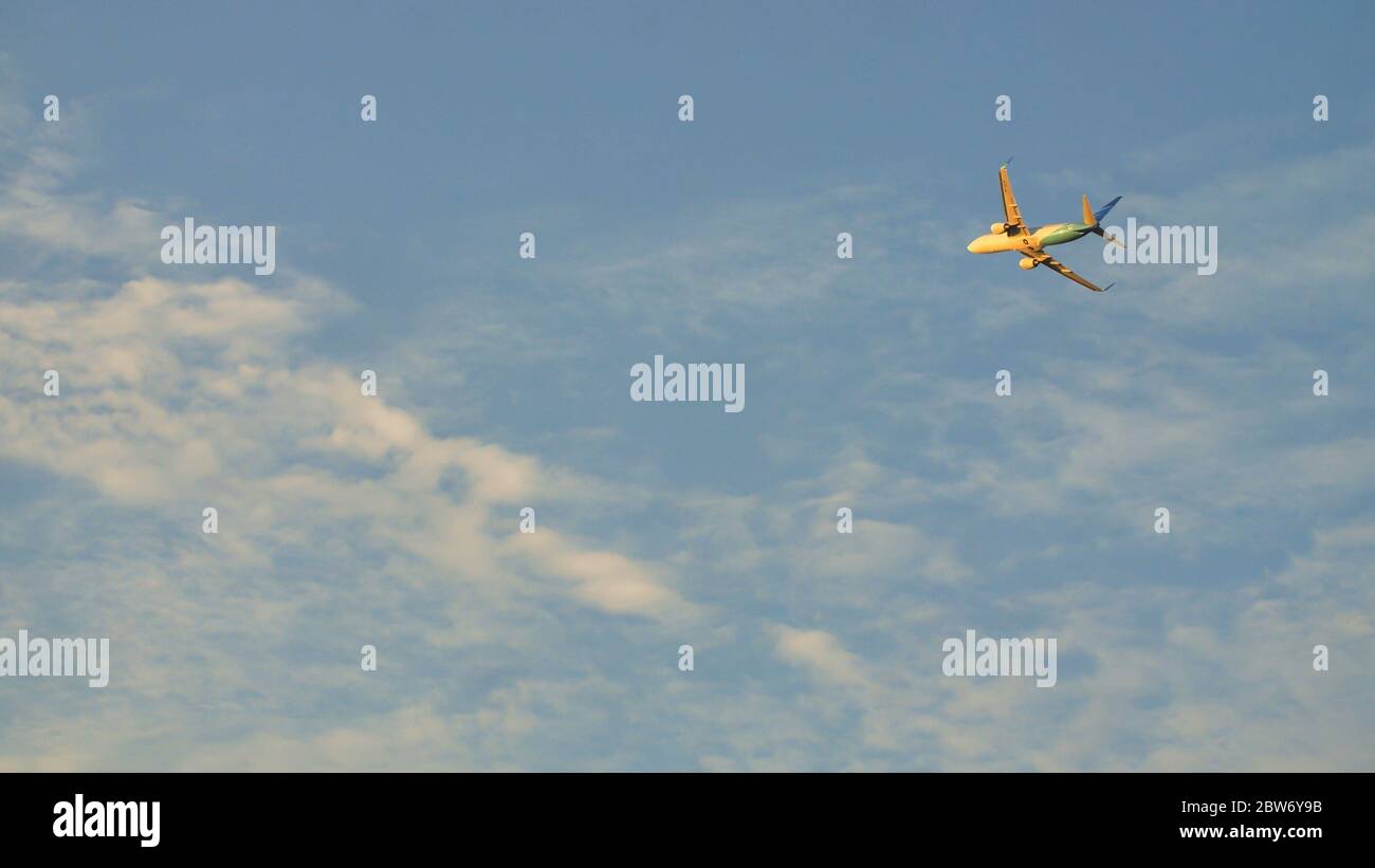 Airplane takes off climb hi-res stock photography and images - Alamy