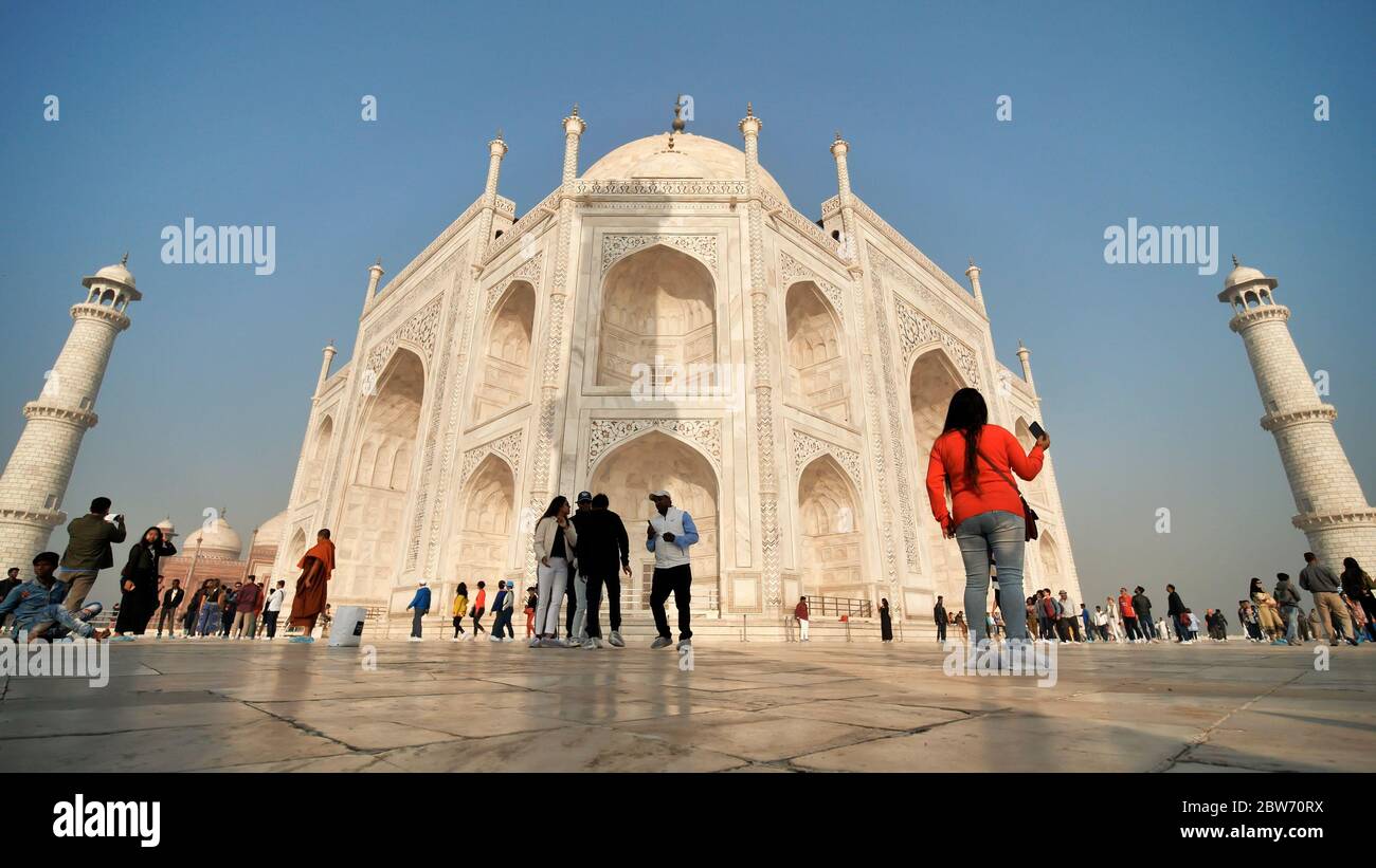 India taj mahal sunrise crowd hi-res stock photography and images - Alamy