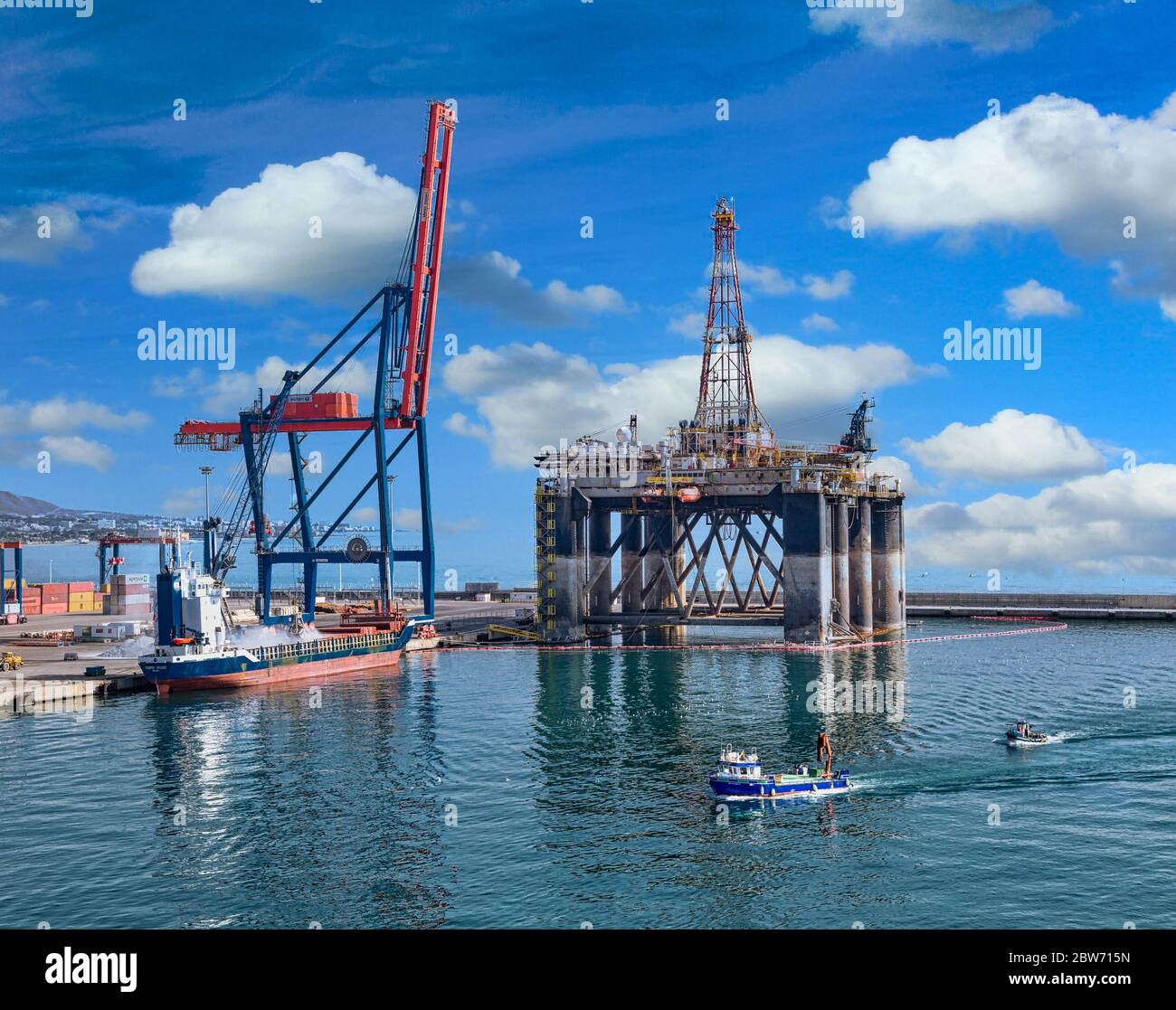 Oil rig and boats hi-res stock photography and images - Alamy