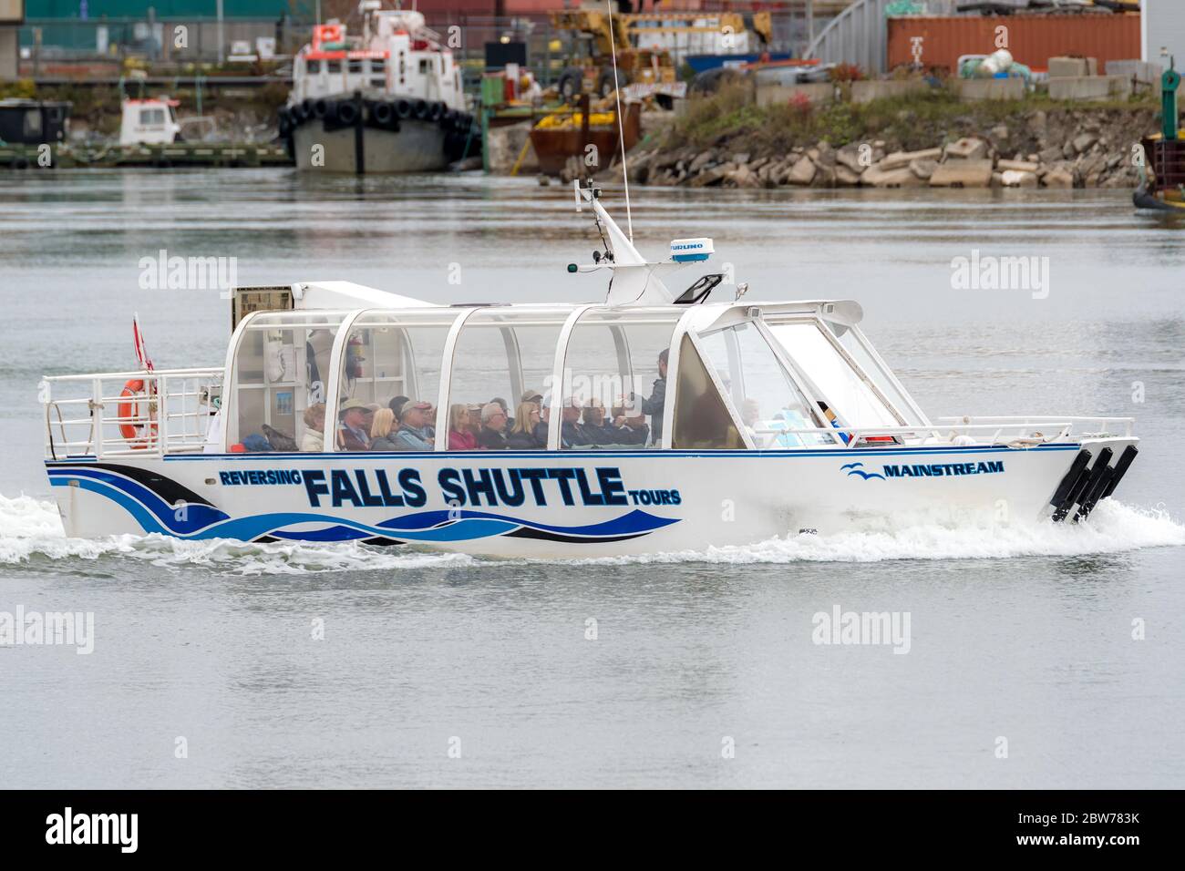 Vessel reversing hi-res stock photography and images - Alamy