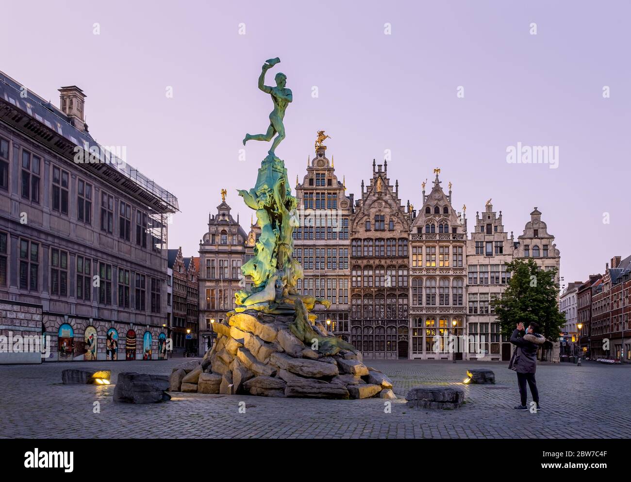 Tourist taking a picture of the Brabo fountain on the 'Grote Markt ...
