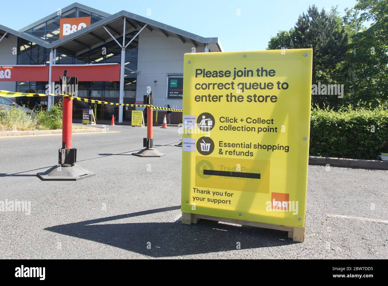A Please Join The Correct Queue Sign In The Car Park Outside The B Q Branch In Braintree 