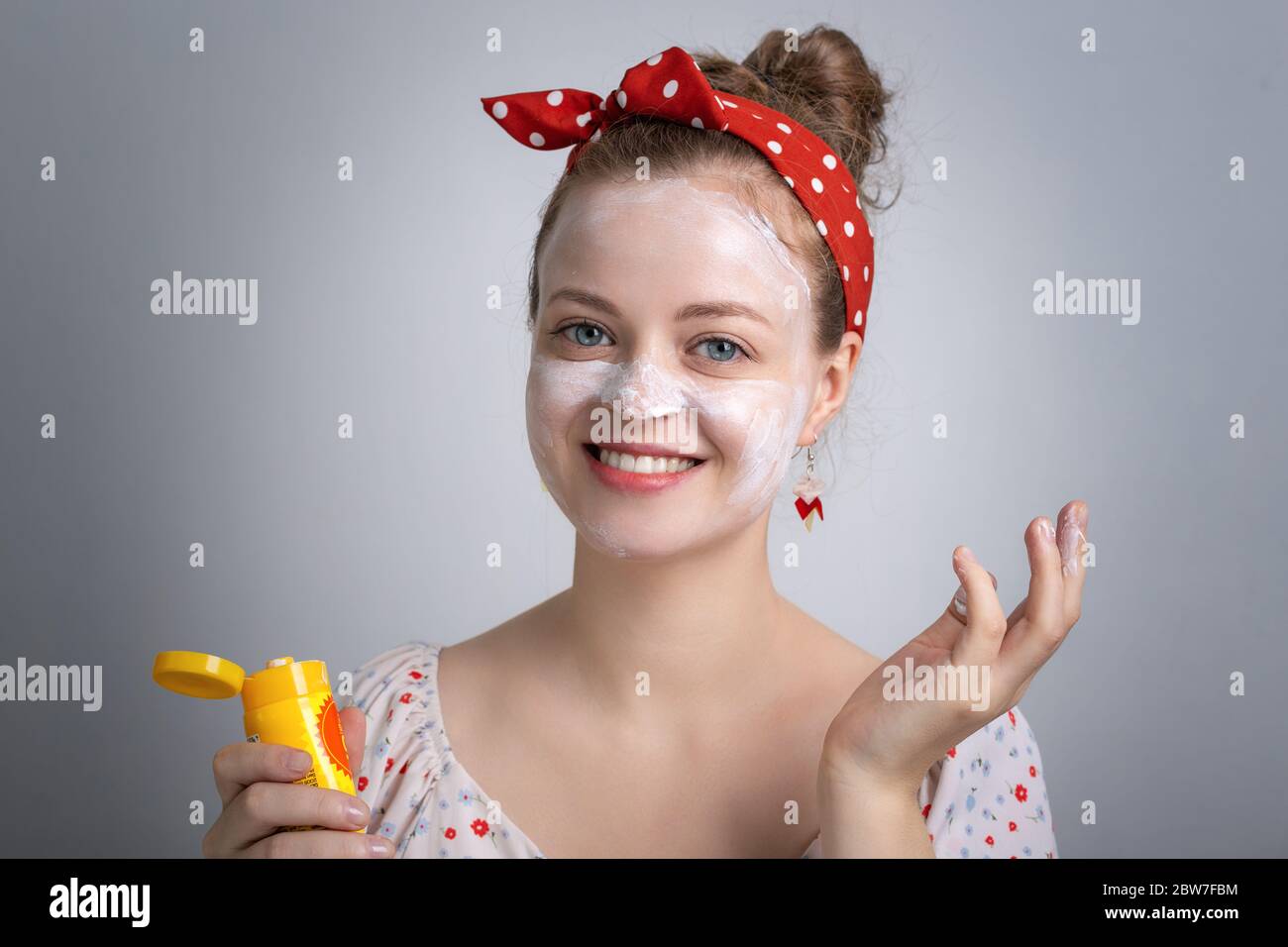 Apply sunscreen hi-res stock photography and images - Alamy