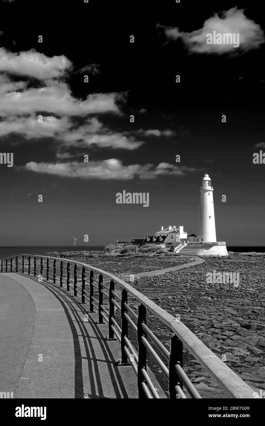 Lighthouse on st marys island whitley bay Black and White Stock Photos ...