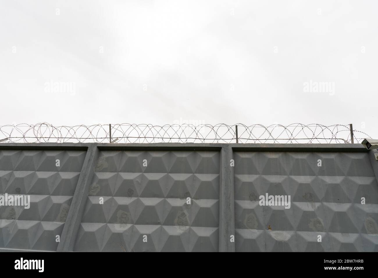 gray concrete wall with barbed wire. Gray background Stock Photo - Alamy
