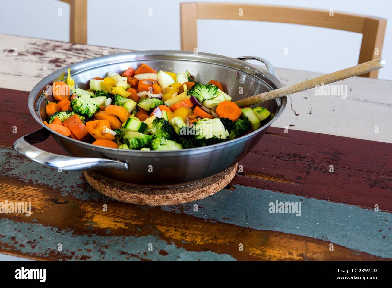 Green pot chopped vegetables hi-res stock photography and images - Alamy