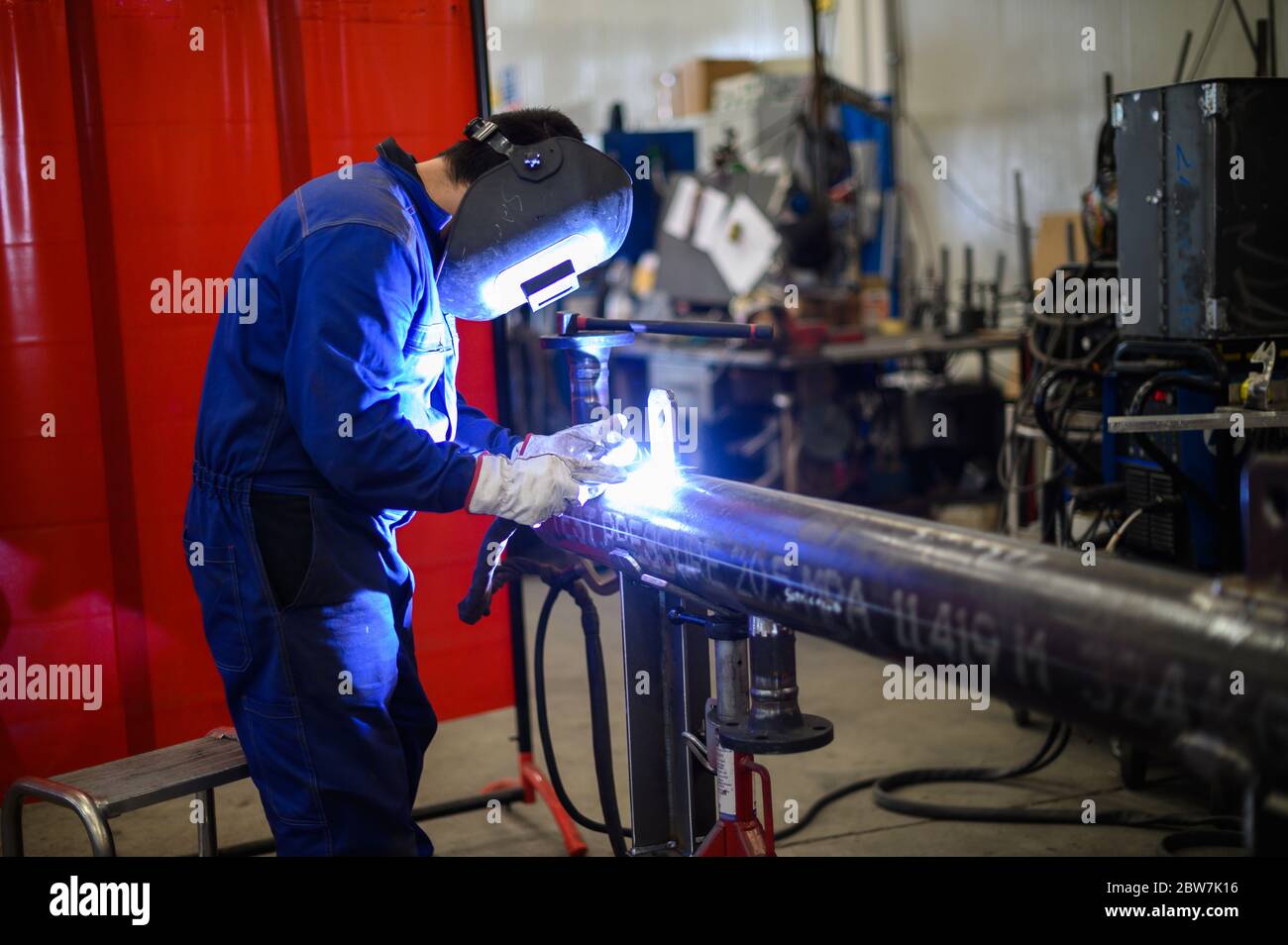 Welder working in metal tube hi-res stock photography and images - Alamy