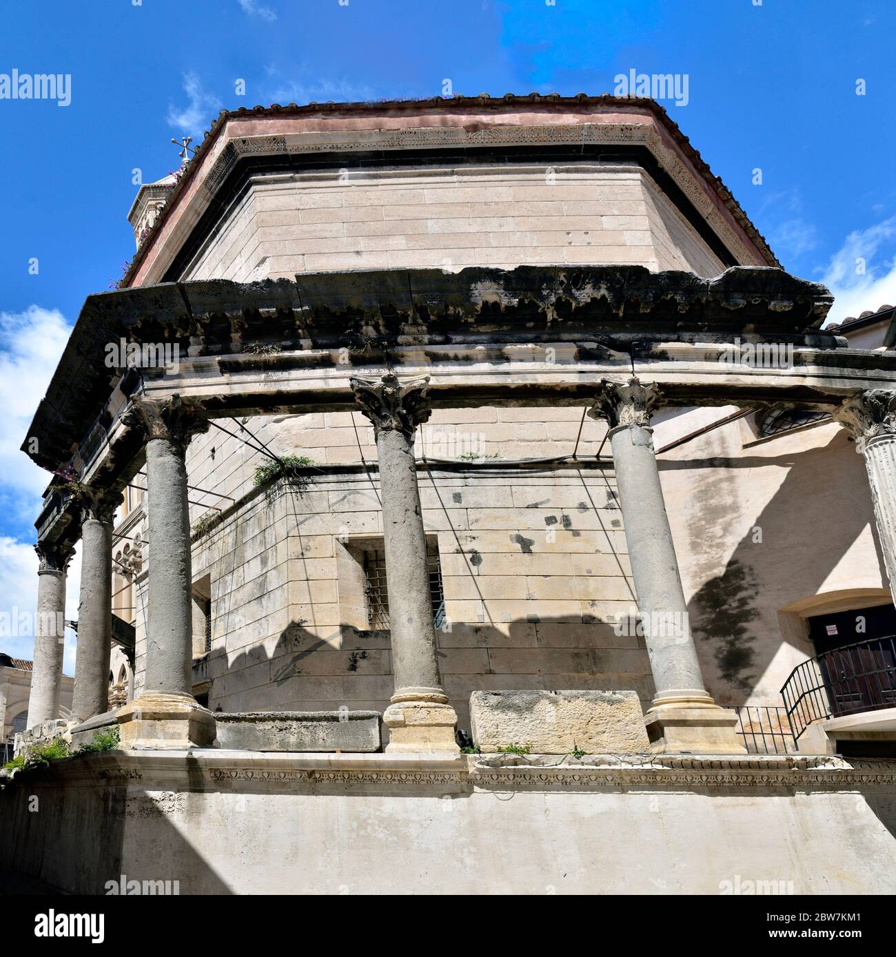 Split buildings in background hi-res stock photography and images - Alamy