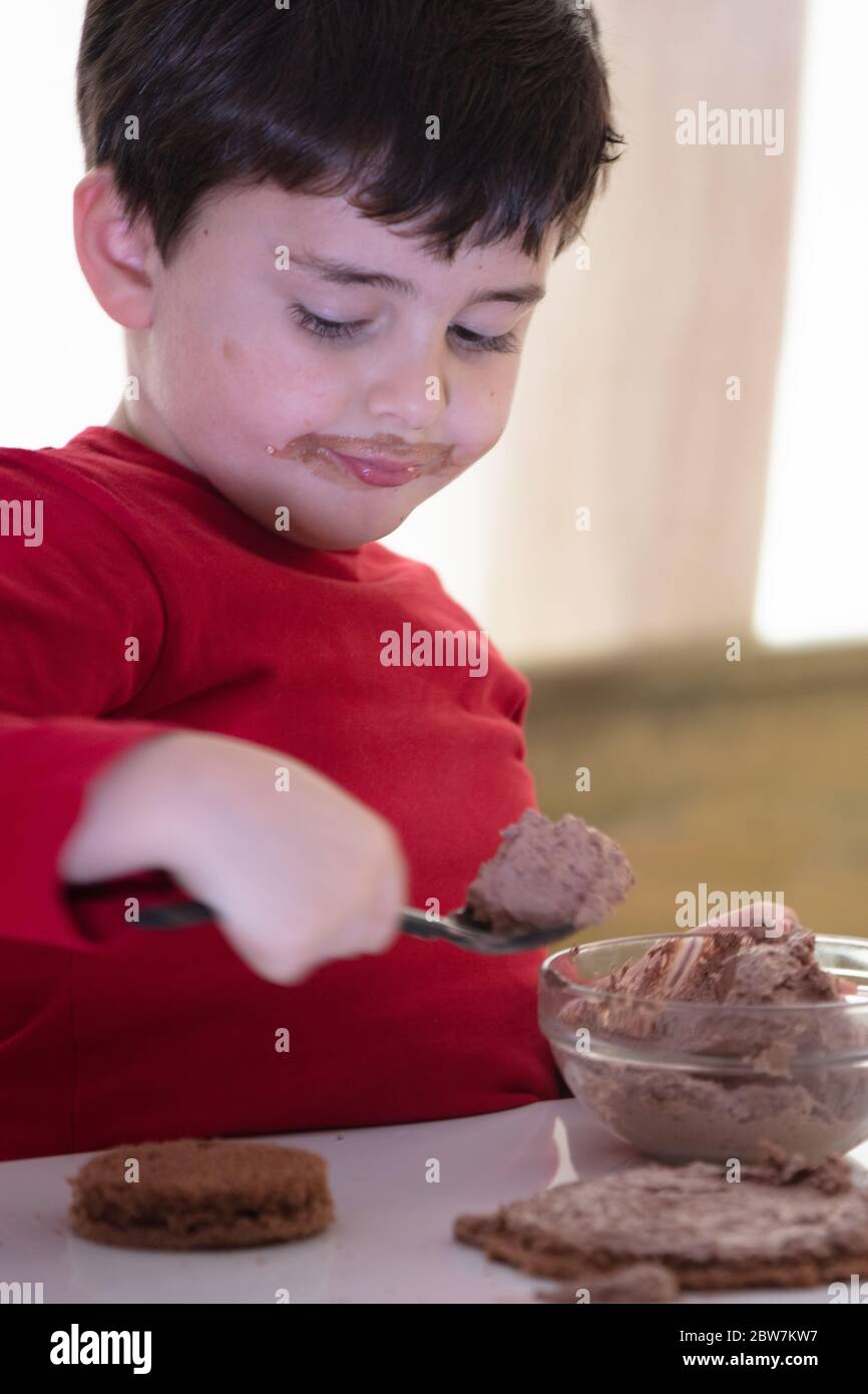 Kids making cake hi-res stock photography and images - Alamy