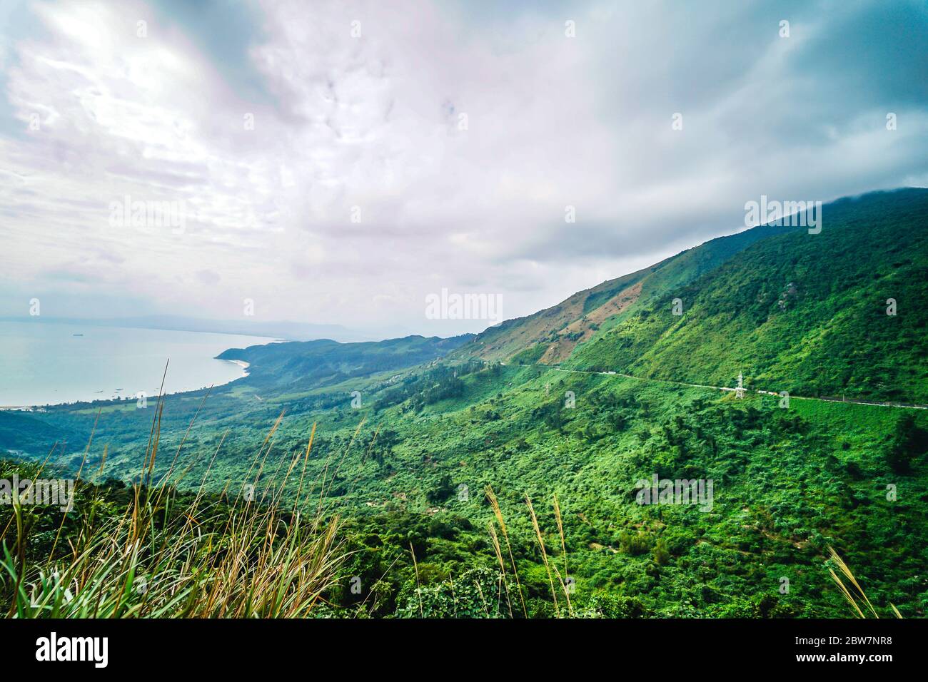 Hai Van Pass is one of the most beautiful mountain passes in Vietnam ...