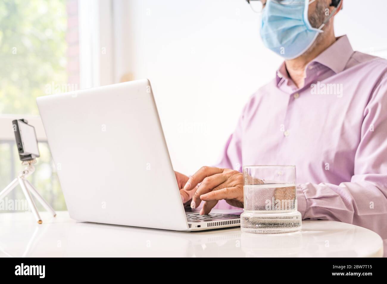 Employee working office mask hi-res stock photography and images - Alamy