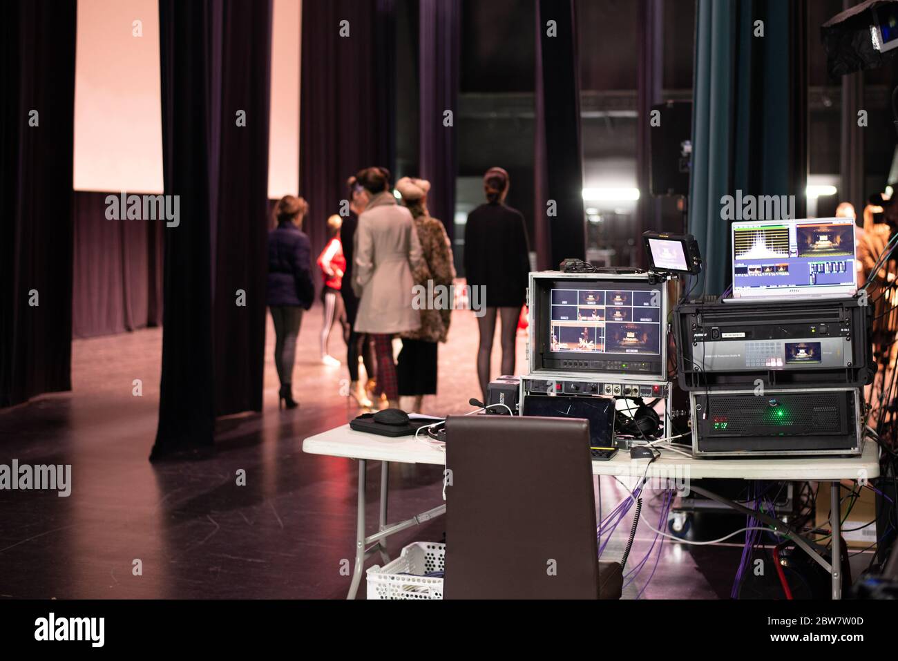 Spotlight on stage actor hi-res stock photography and images - Alamy