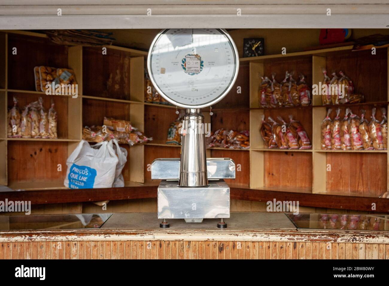 Old grocery store scales hi-res stock photography and images - Alamy