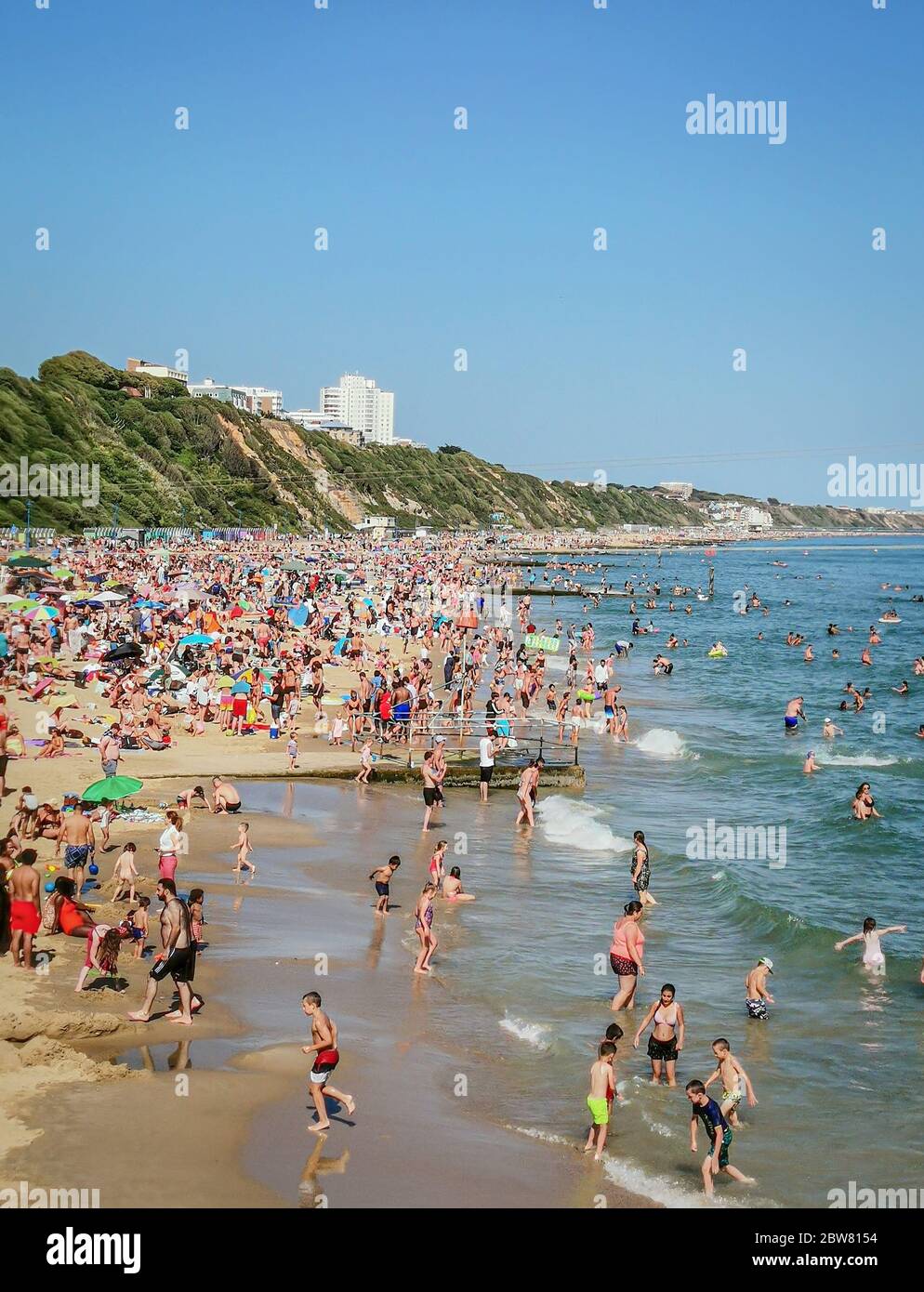 Bournemouth, UK. 30th May 2020. Bournemouth, UK. Thousands of people ...