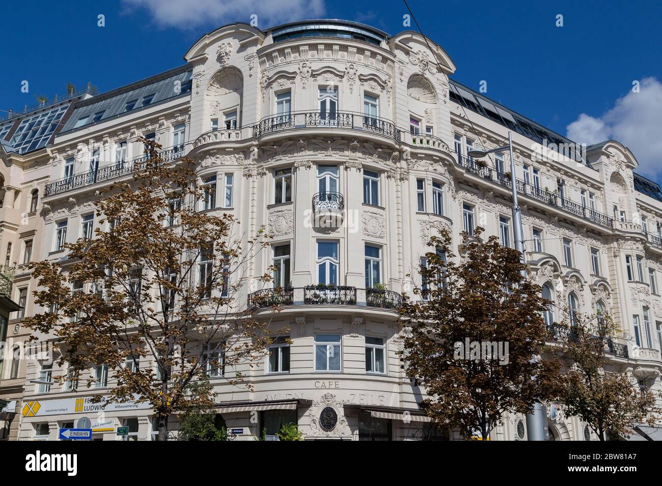 Tall white building hi-res stock photography and images - Alamy