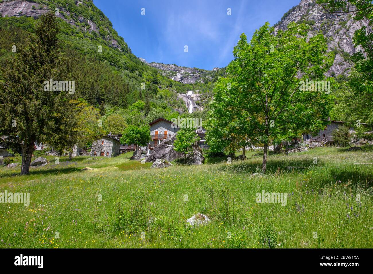 a fantastic wide angle picture of the mountains of Val di Mello ...