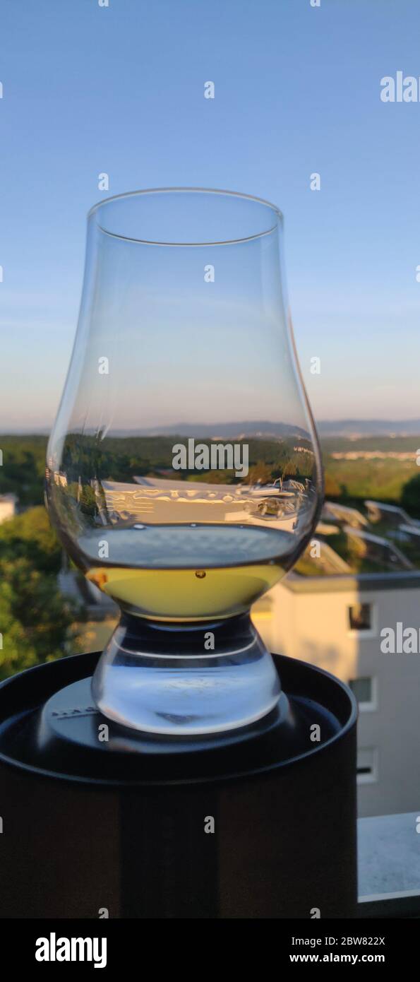 Golden blue whiskey hi-res stock photography and images - Alamy