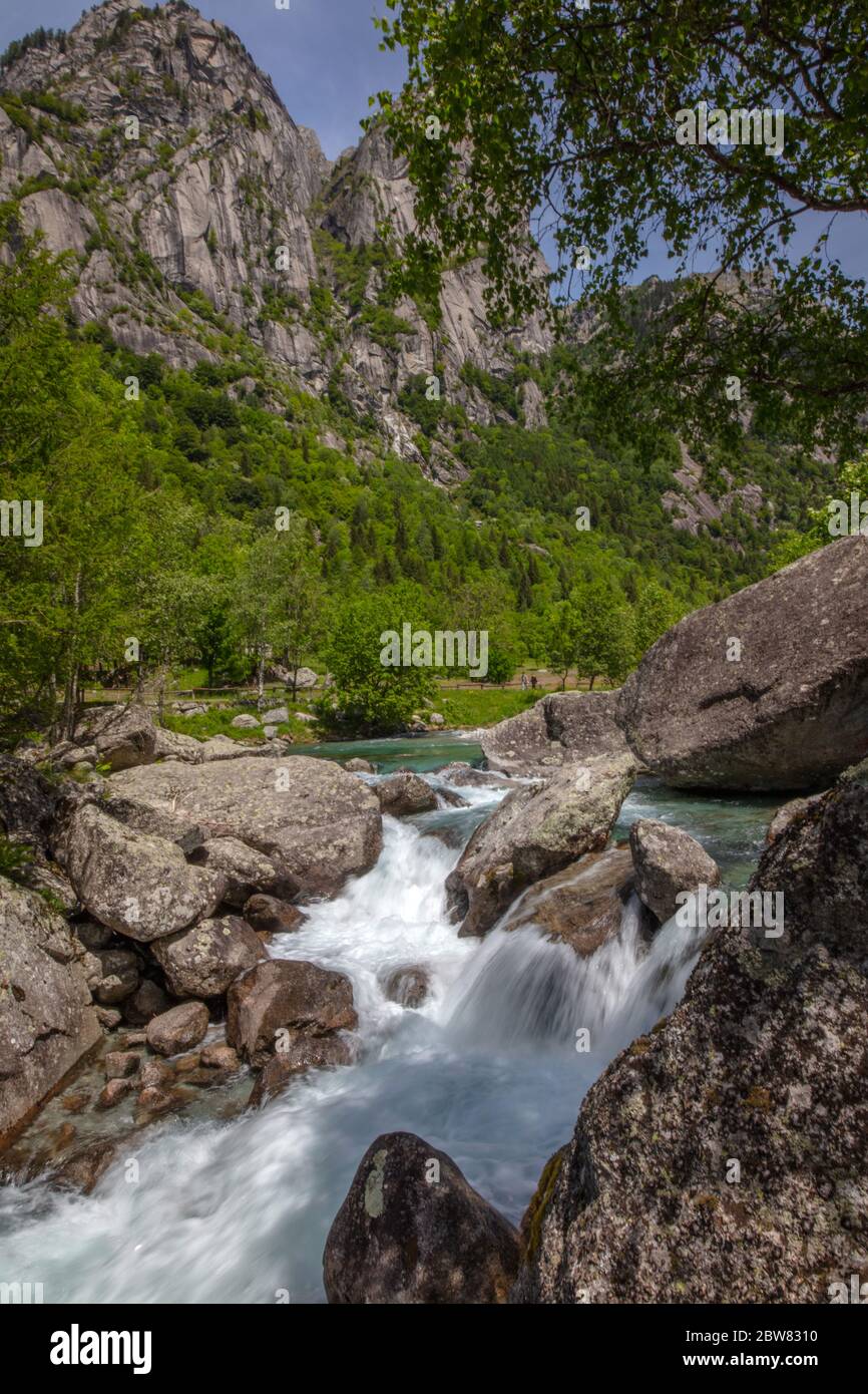 a fantastic wide angle picture of the mountains of Val di Mello ...