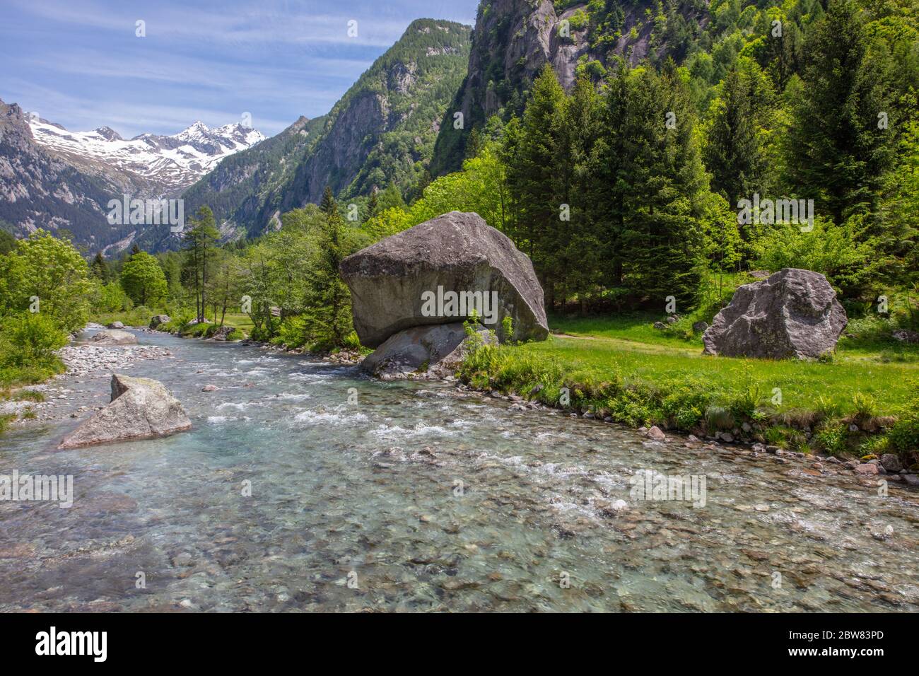 a fantastic wide angle picture of the mountains of Val di Mello ...