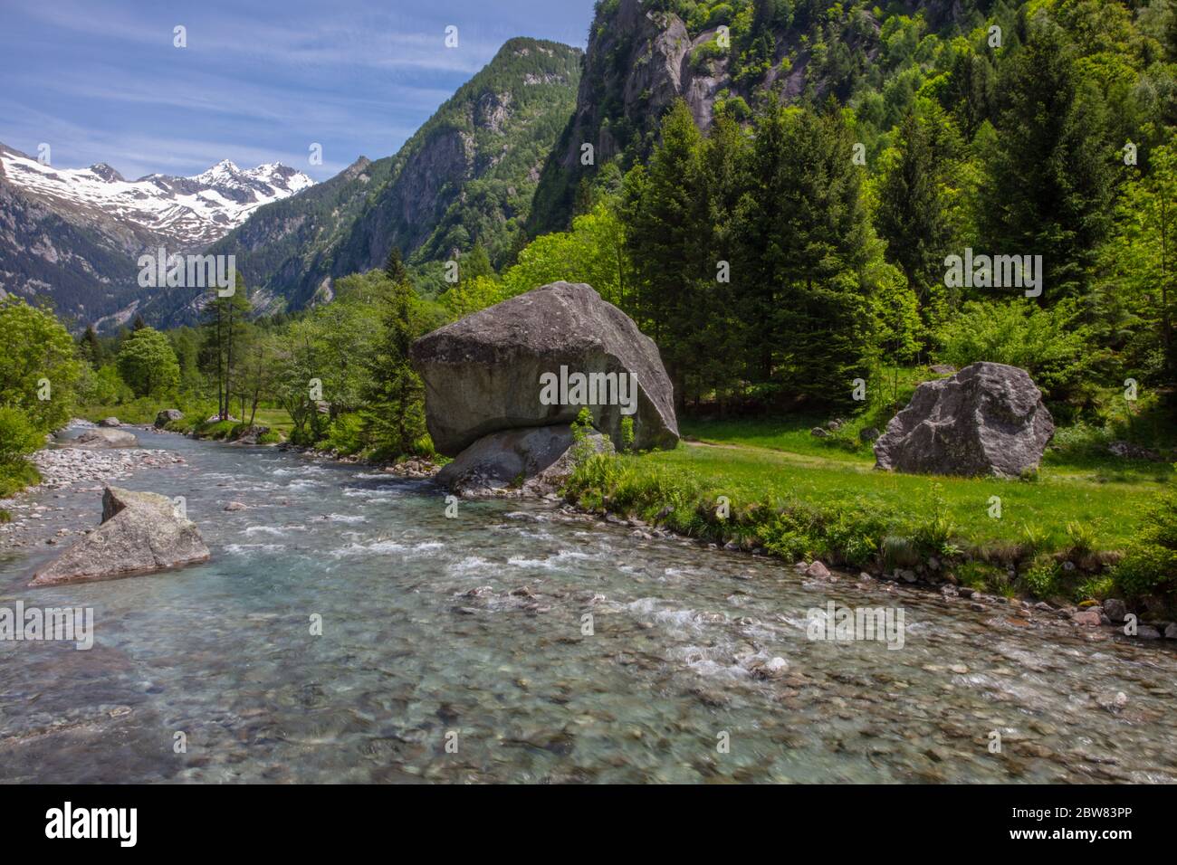 a fantastic wide angle picture of the mountains of Val di Mello ...