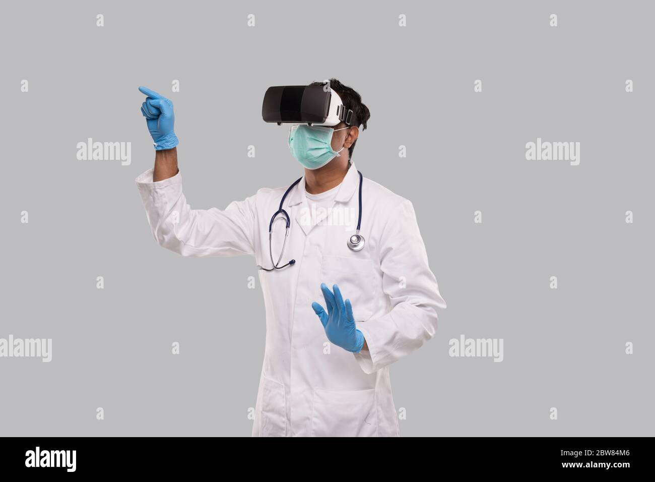 Man vr mask hi-res stock photography and images - Alamy