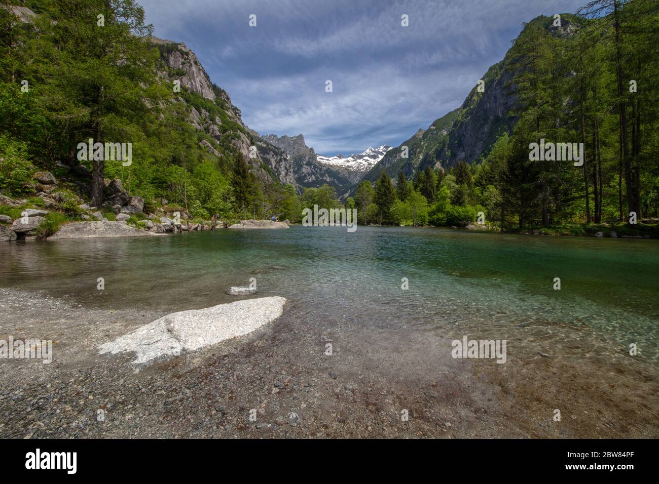 a fantastic wide angle picture of the mountains of Val di Mello ...
