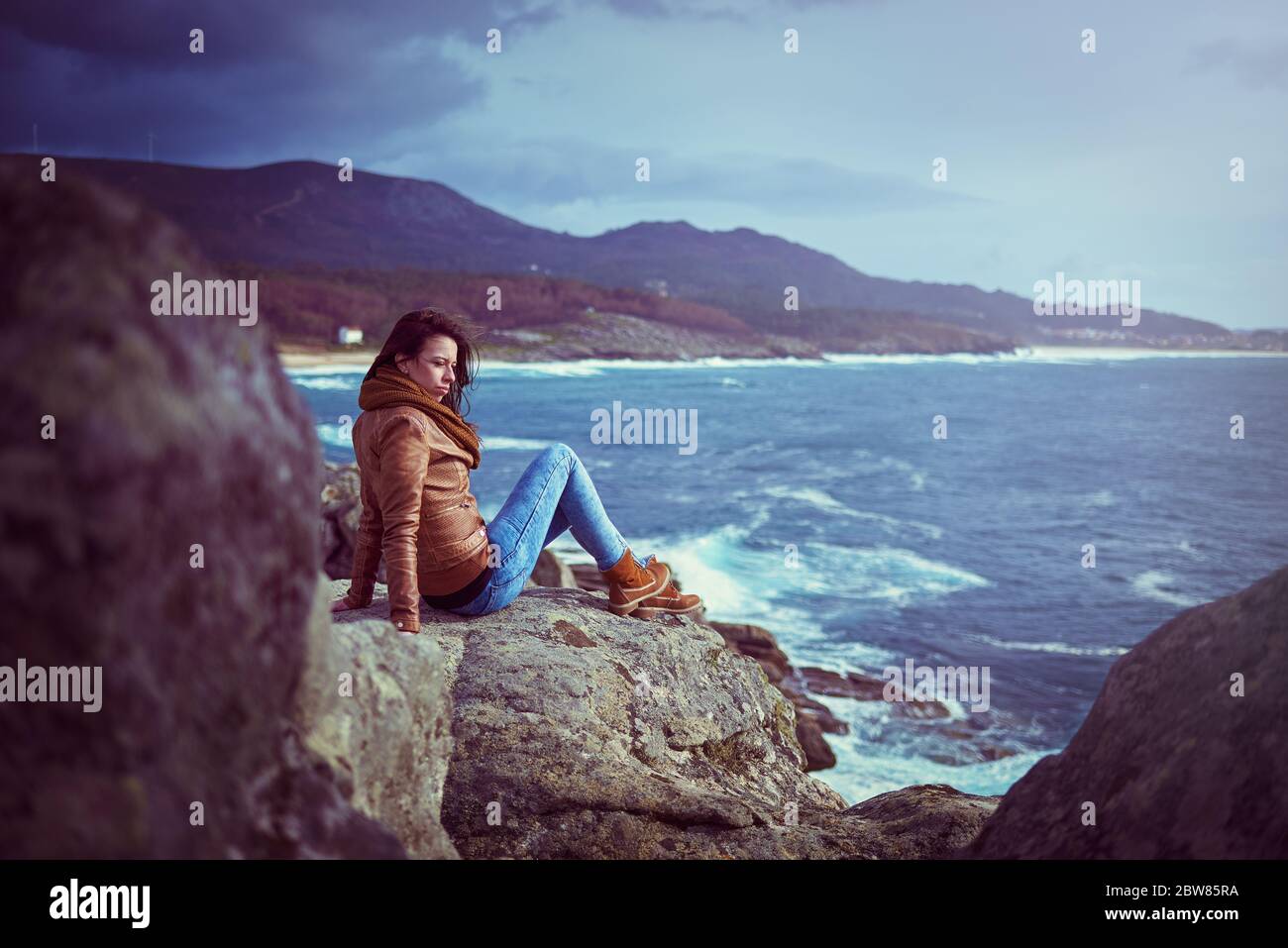 Silhouette woman sitting on rocks hi-res stock photography and images ...