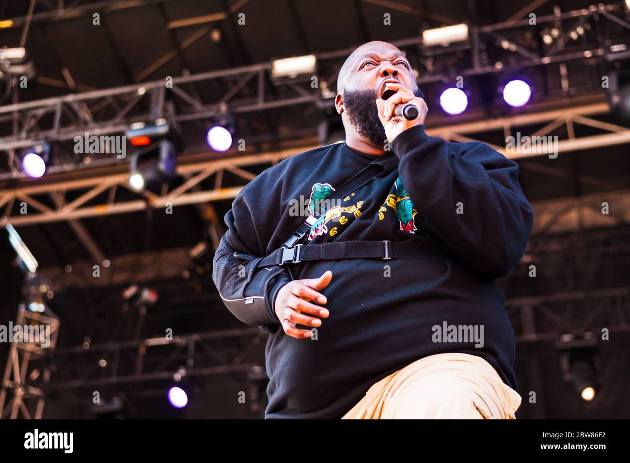 Screaming into mic hi-res stock photography and images - Alamy