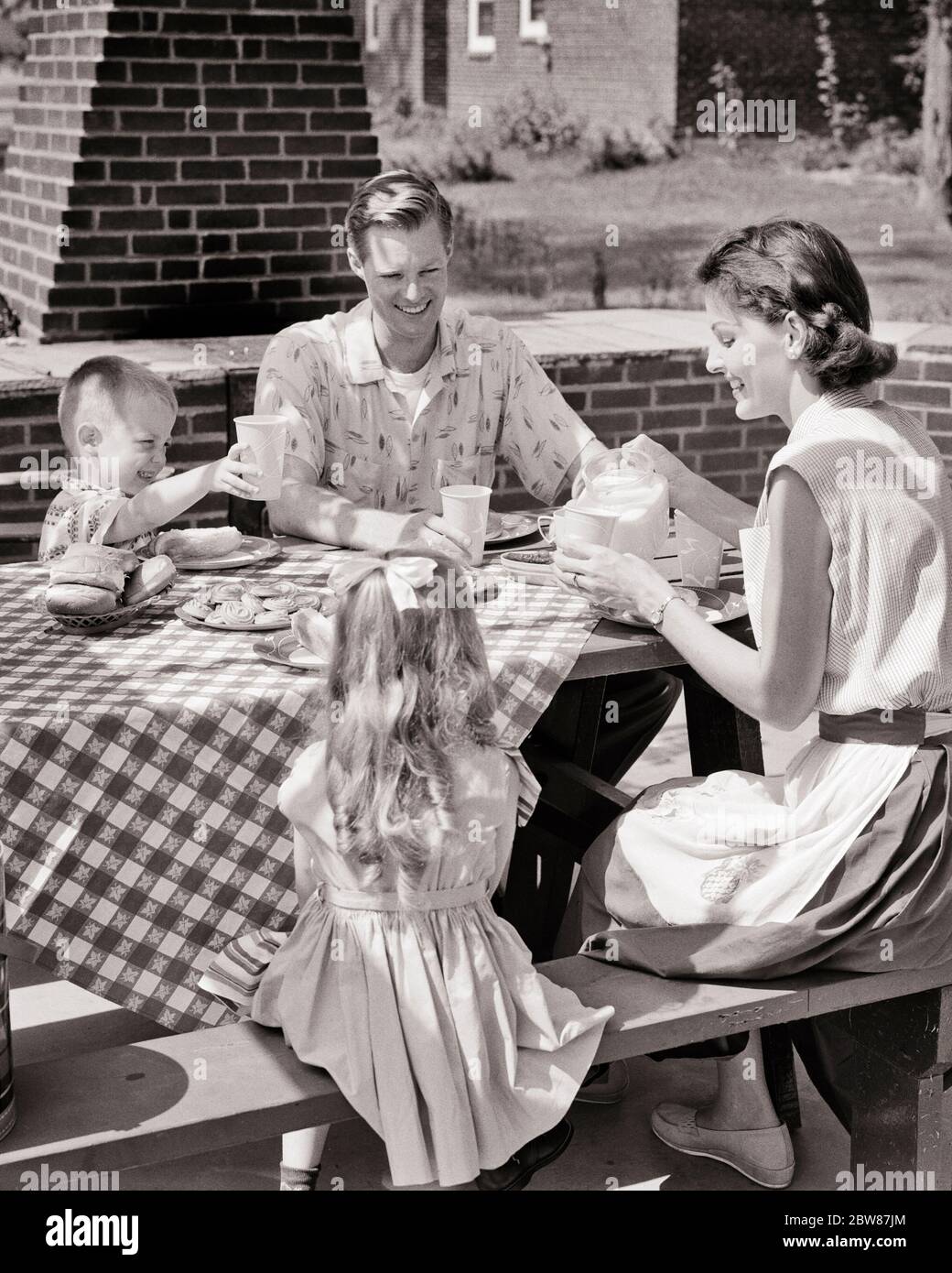 Family life 1950's hi-res stock photography and images - Alamy