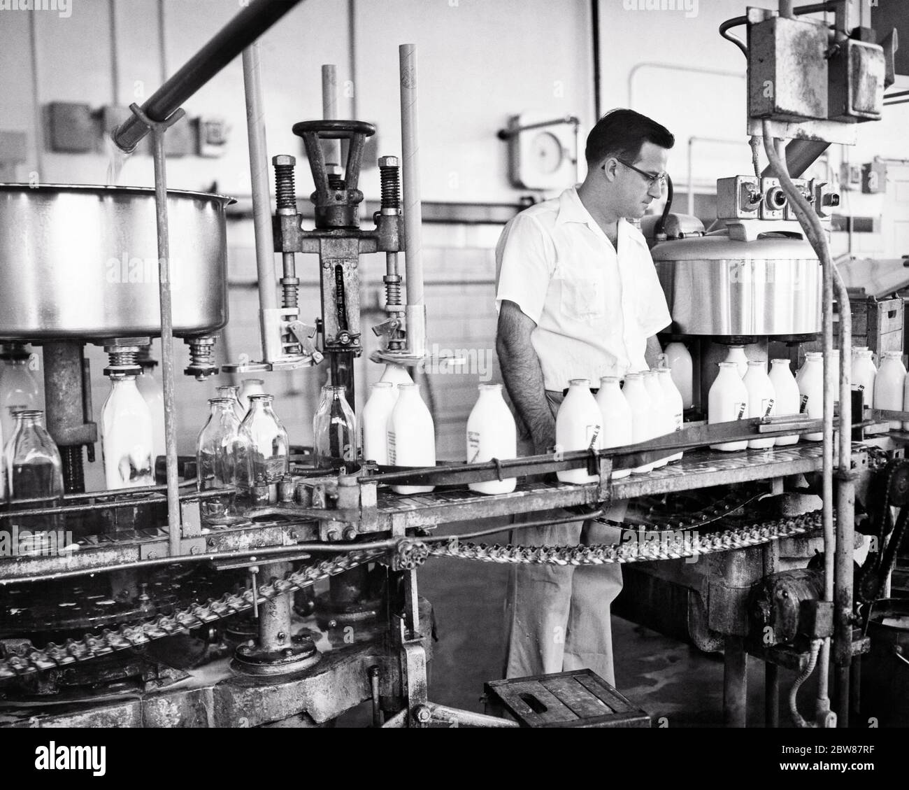 1950s assembly line hi-res stock photography and images - Alamy