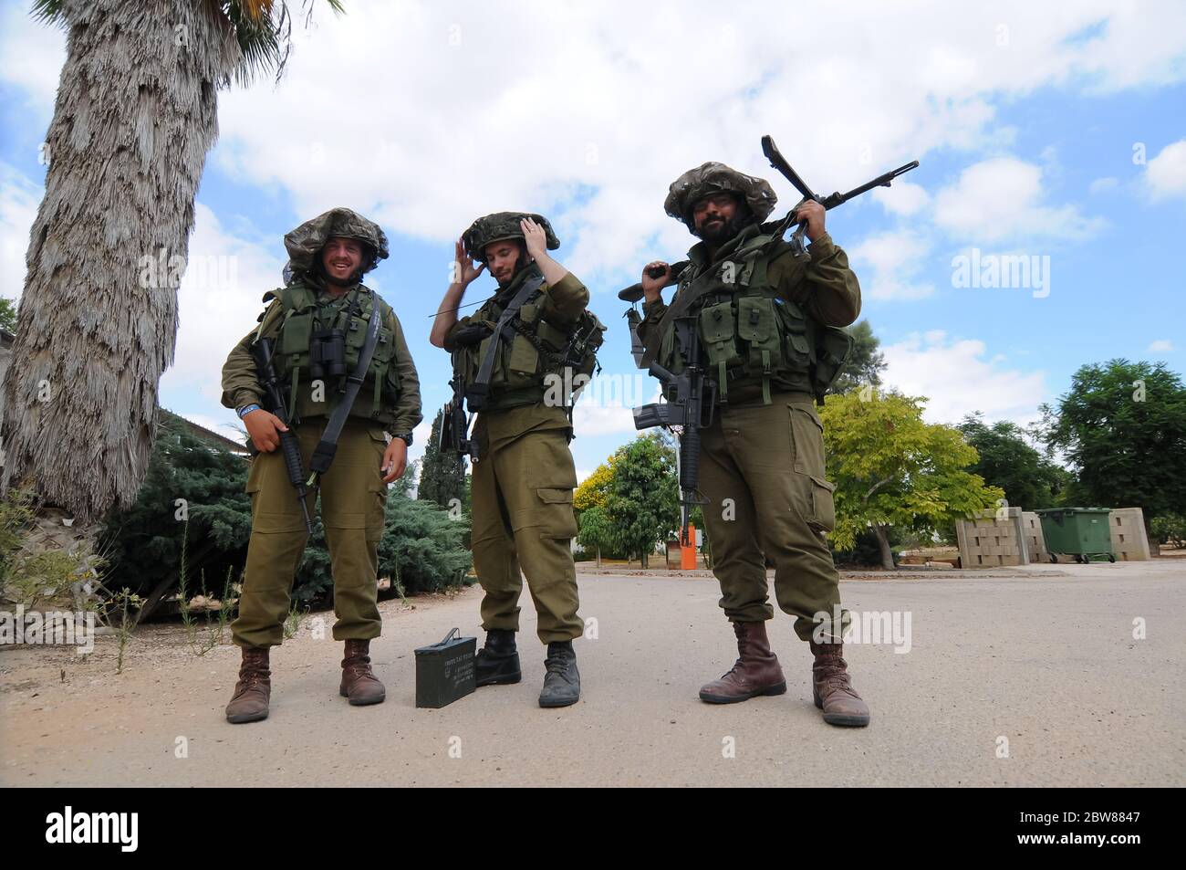 Standing holding rifle in a row uniform hi-res stock photography and ...