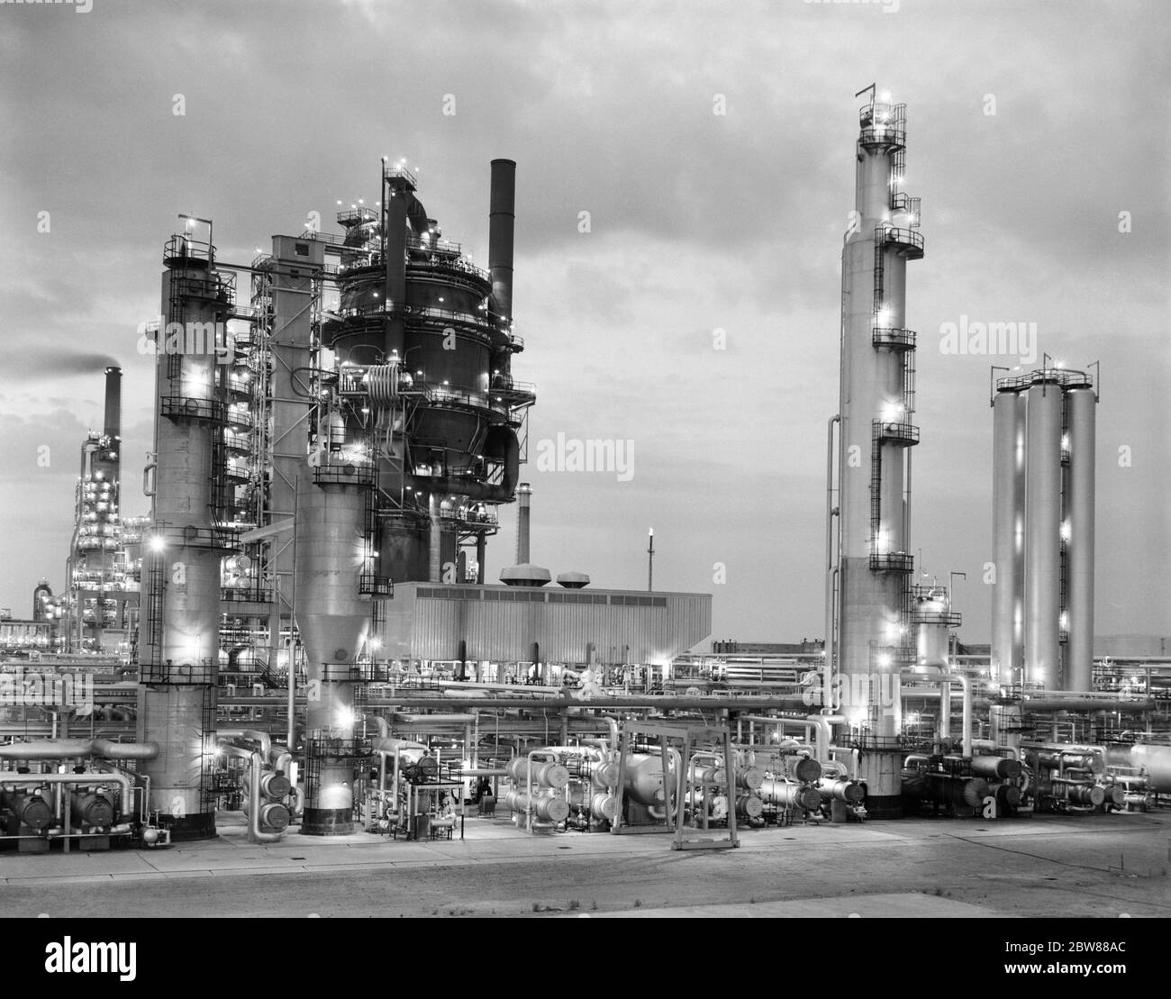 1950s oil refinery hi-res stock photography and images - Alamy