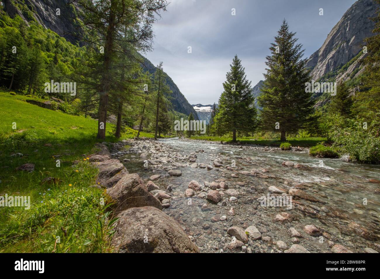 a fantastic wide angle picture of the mountains of Val di Mello ...