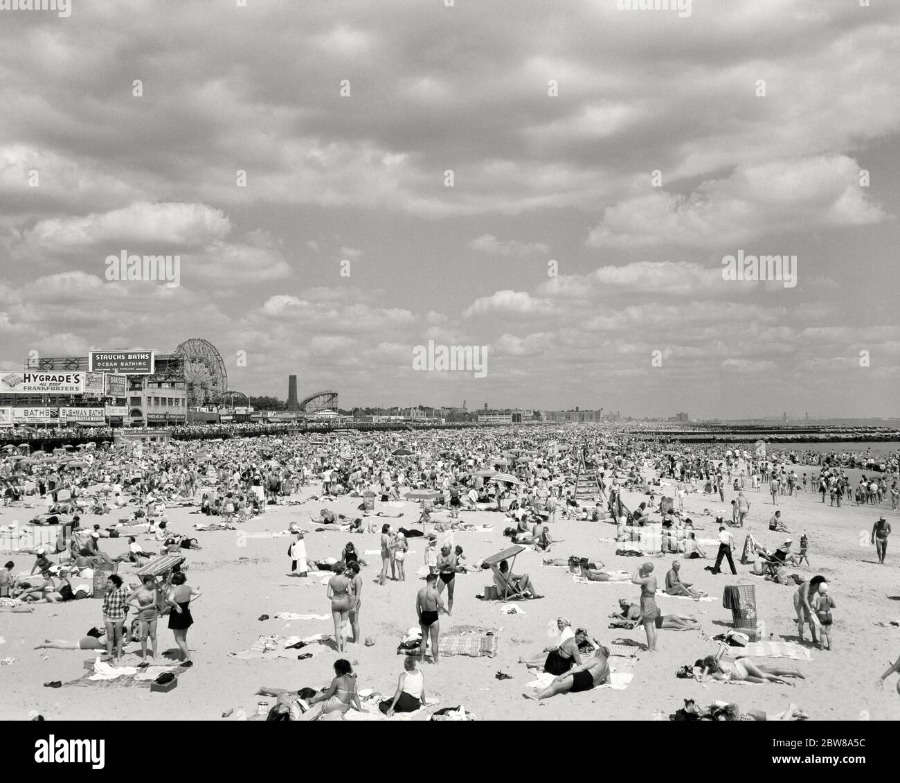 Beach fashion 1950s High Resolution Stock Photography and Images - Alamy