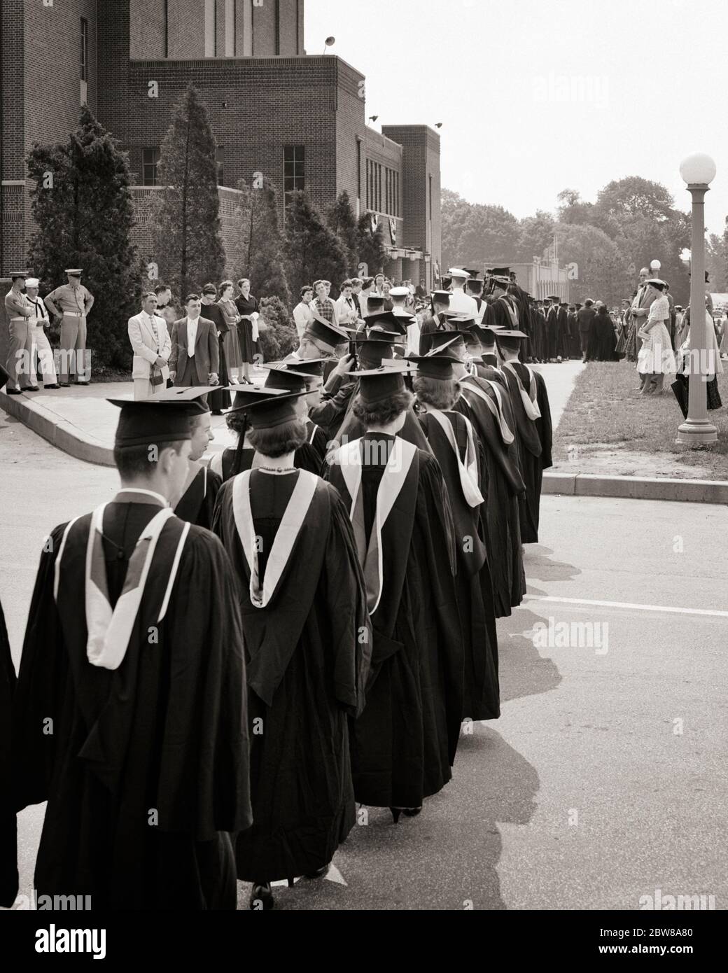 1950s woman walking hi-res stock photography and images - Alamy