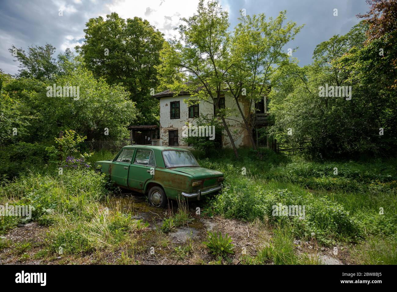Abandoned car in front of an abandoned old house Stock Photo - Alamy