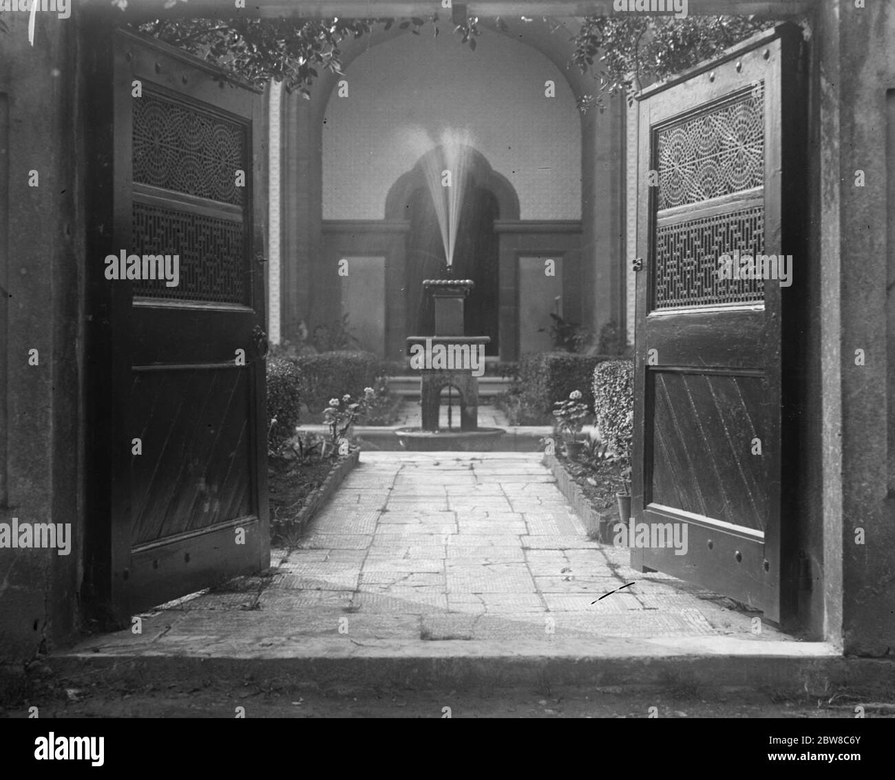 Begum of Bhopal visits Woking mosque . 9 October 1925 Stock Photo - Alamy
