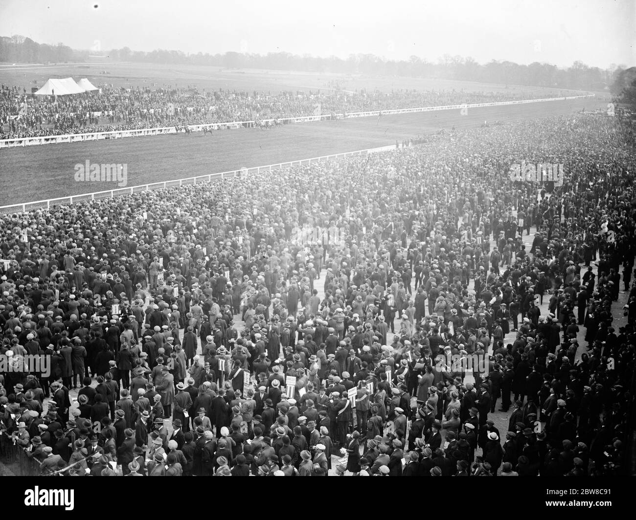 Kempton park racing hi-res stock photography and images - Alamy