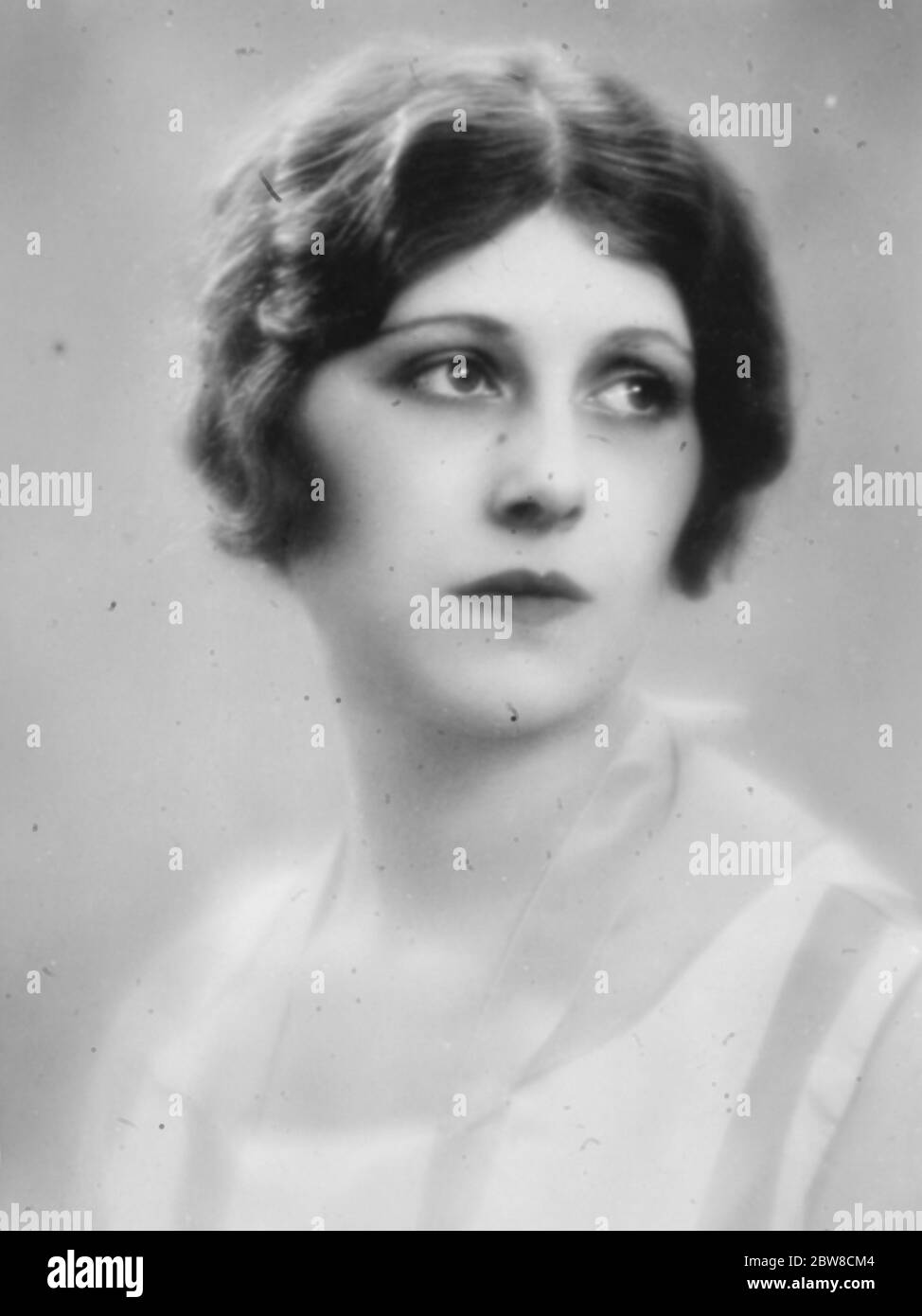 Mlle Jeanne Helbling , Captain of France ' s first theatrical cricket ...