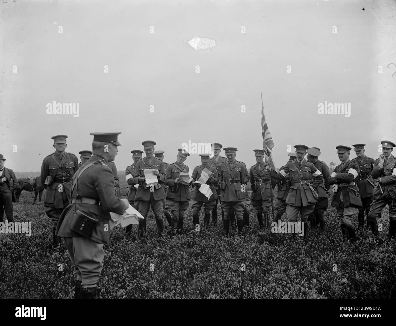 Military operations at Fox Hills , Aldershot . Cavalry versus tanks ...